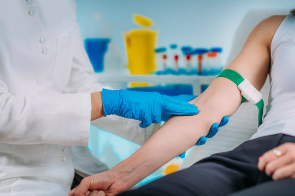 Step-By-Step Procedure for How a Phlebotomist Draws Blood | Course Gate